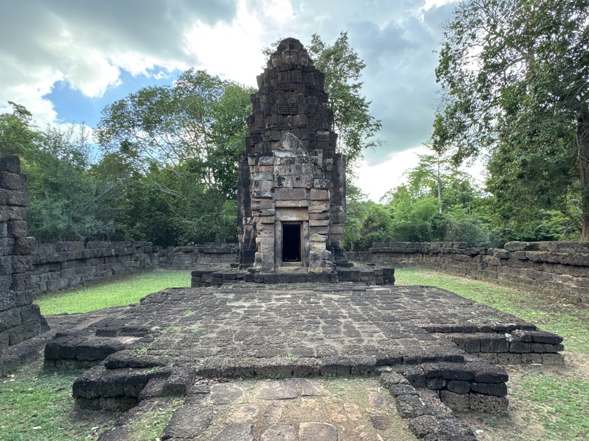 Shared post - Prasat Ta Muen Thom Archaeological Site - Khmer Temple ...